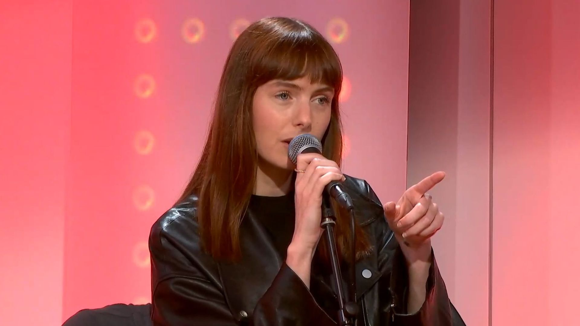 Marie-Flore interprète en live un extrait de son nouvel album, 'Ex ...