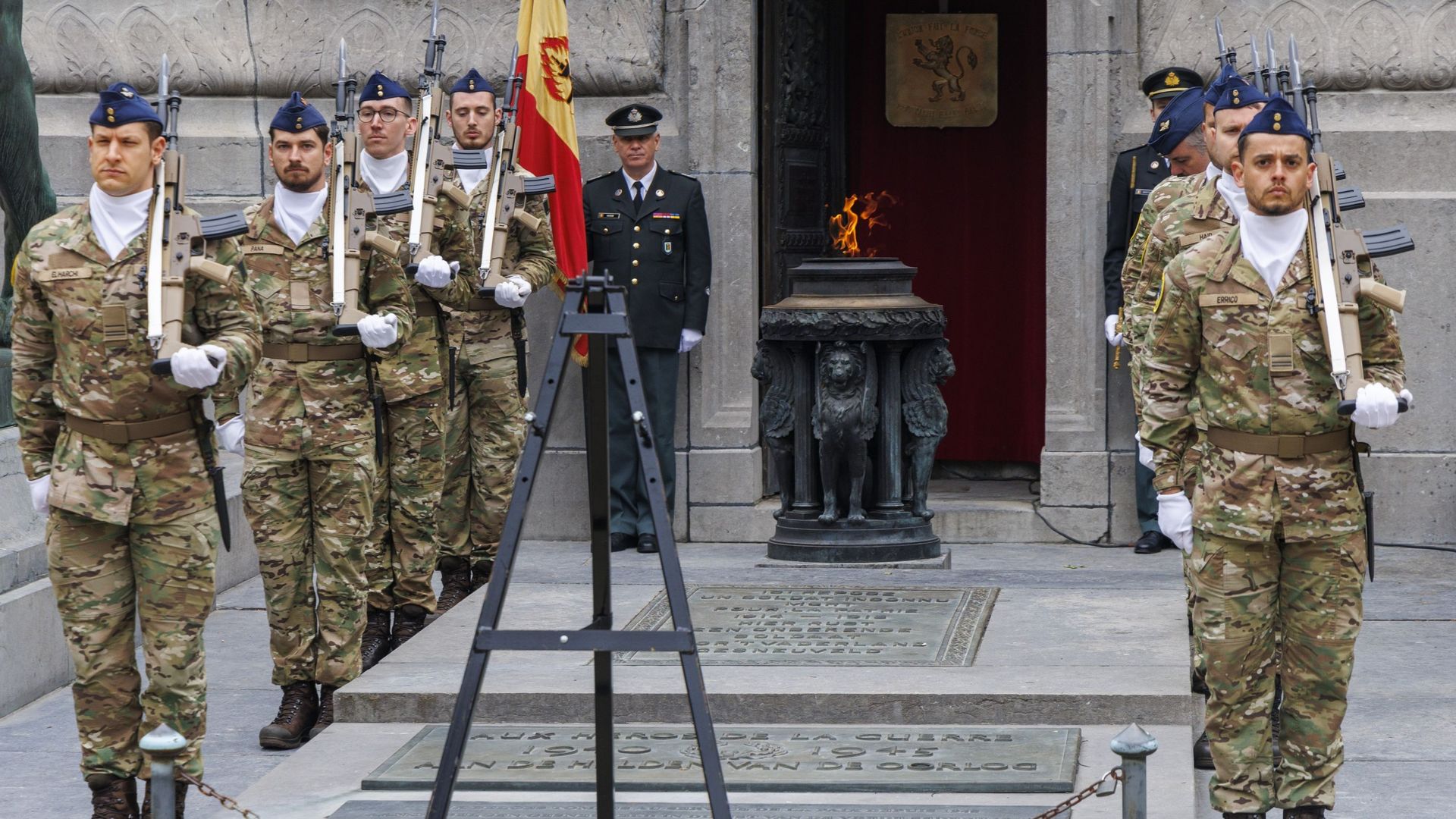 La fin de la Seconde Guerre mondiale commémorée sur la tombe du soldat inconnu - RTBF Actus