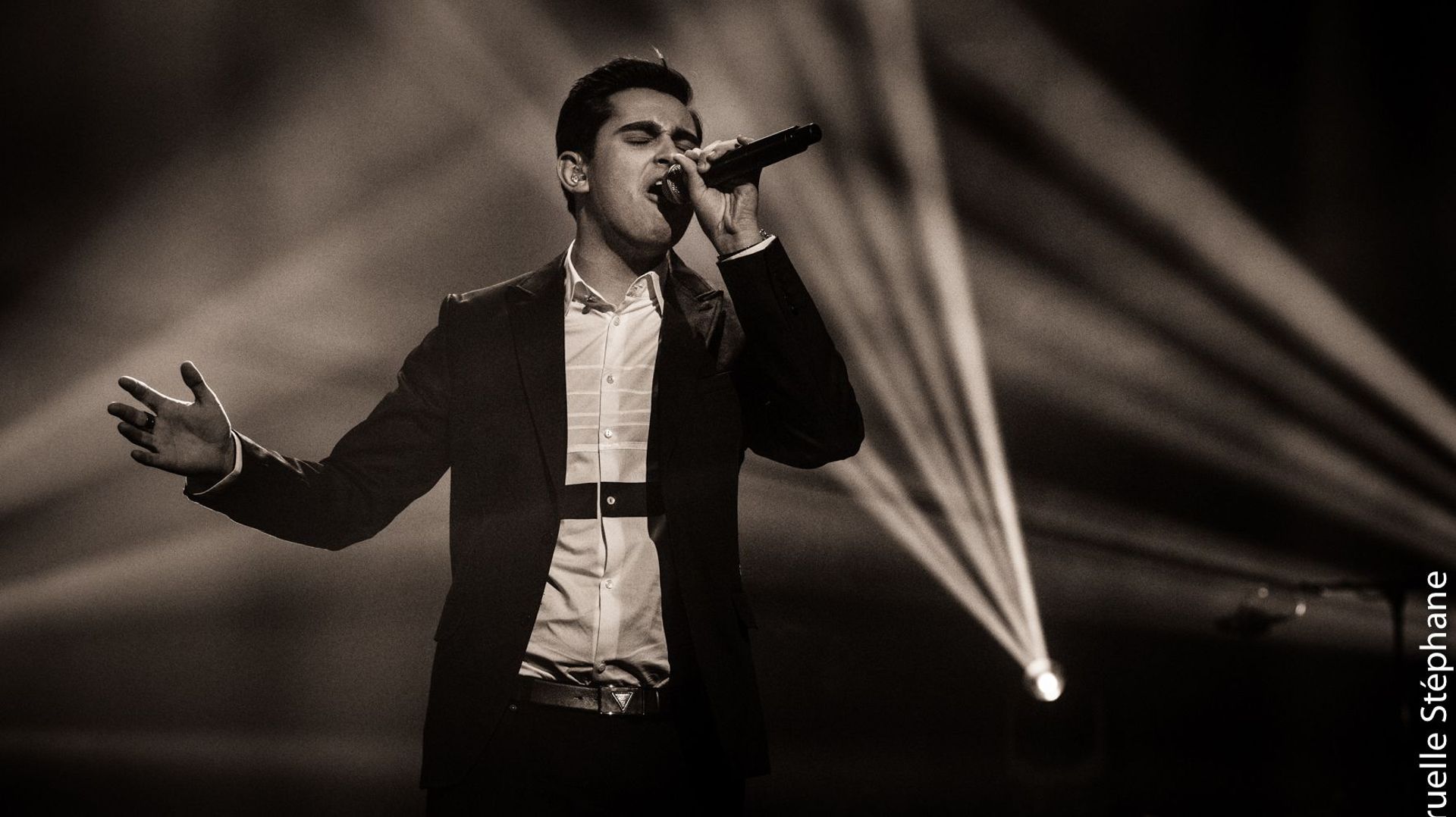 VIDEO: Raphaël Rozenfeld - 'Set fire to the rain' - RTBF Actus