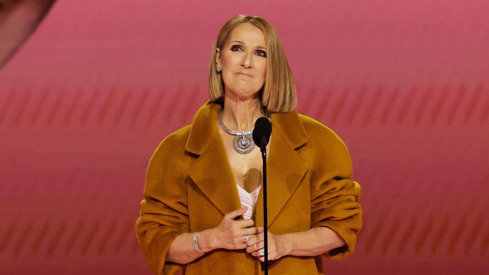 Céline Dion fond en larmes en évoquant sa maladie : 'Lorsque je ne peux ...