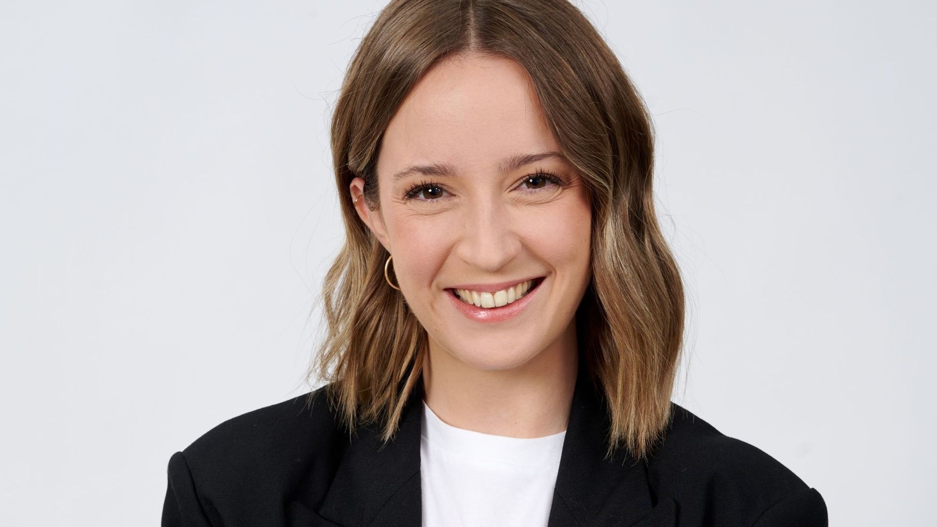 Anne-Sophie Depauw remplace temporairement Véronique Barbier au JT de 13H00 - RTBF Actus