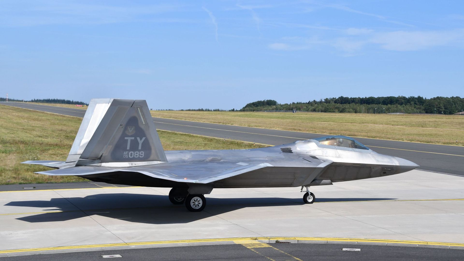 Des chasseurs F-22 Raptor déployés en Europe pour s'entraîner avec les ...