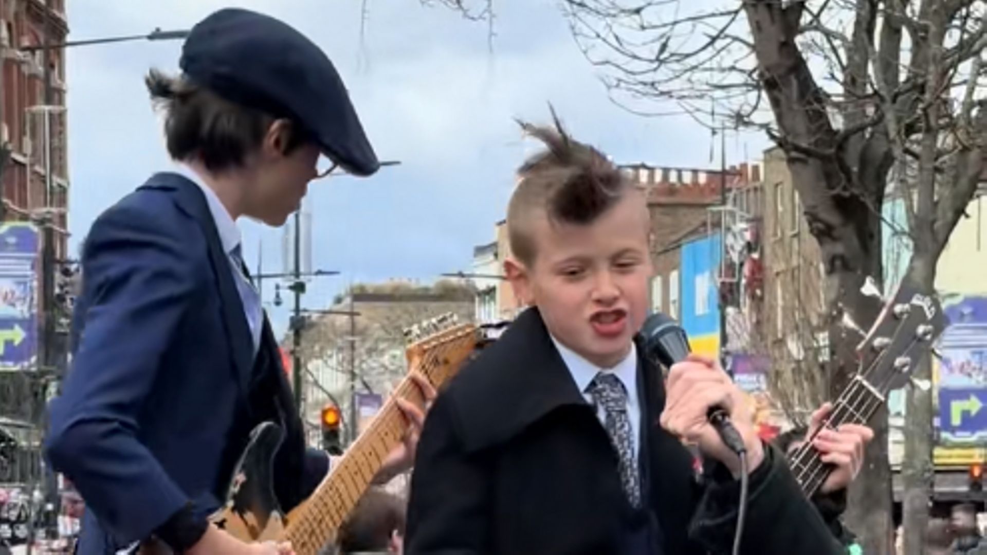 À 9 ans, un jeune fan vit son premier concert aux côtés de Lenny ...