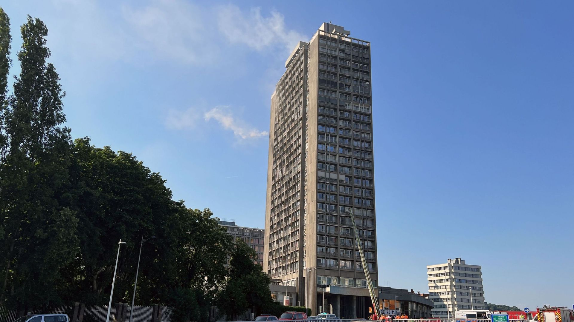 Incendie dans la tour Kennedy : quel avenir pour la tour ? - RTBF Actus