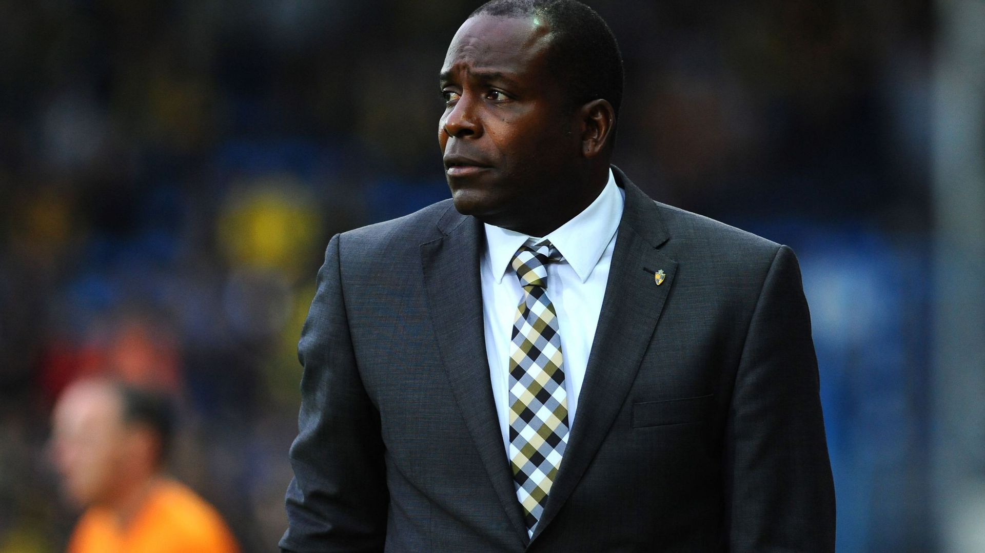 Stanley Menzo limogé par le Lierse - RTBF Actus