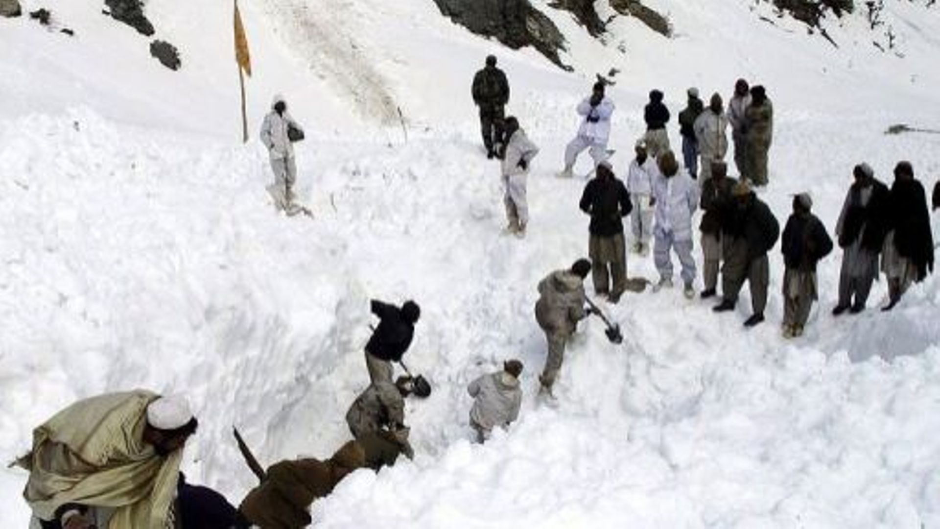 Pakistan: 135 personnes dont 124 soldats ensevelis dans une avalanche