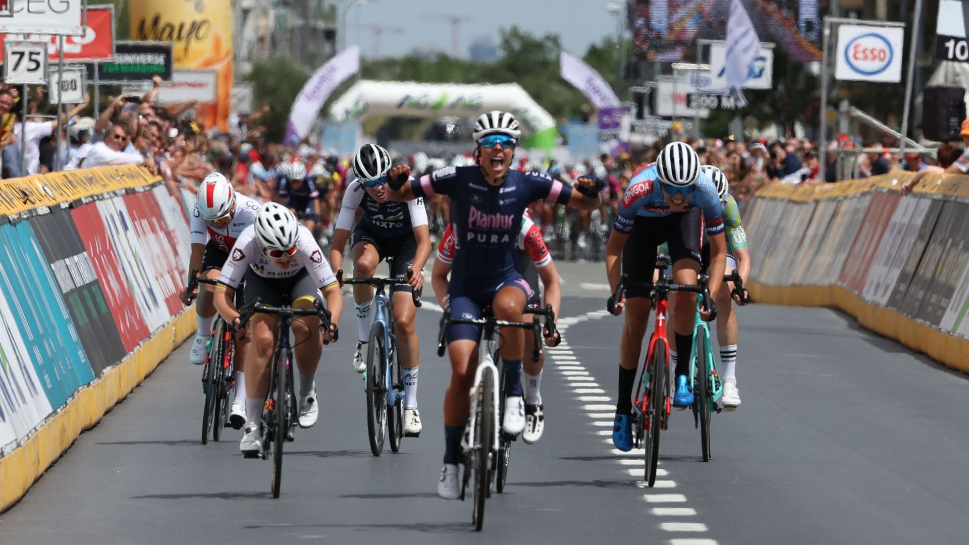 Kim De Baat règle un groupe de sept au sprint et devient championne de ...