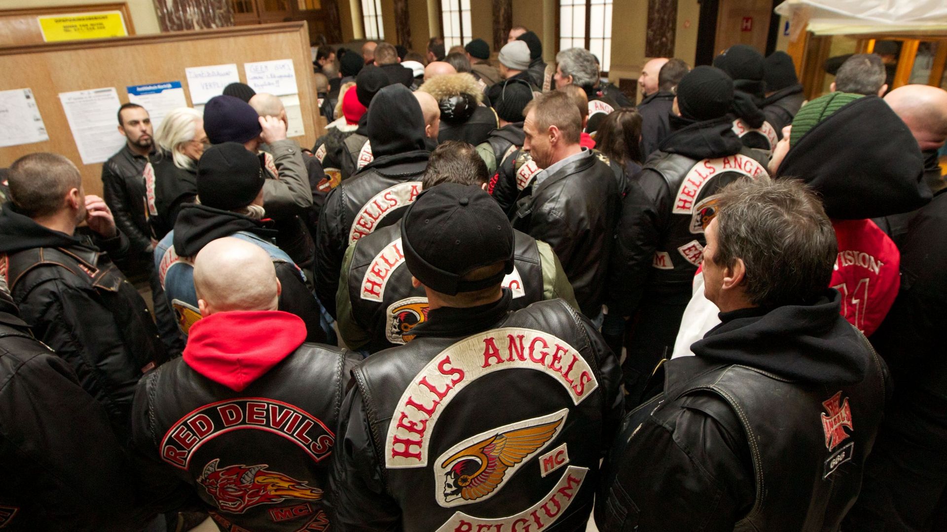 Bandes de motards: des armes saisies chez des Outlaws et Hells Angels ...