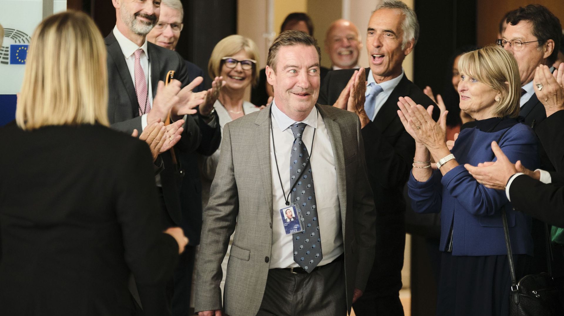 'Parlement' : la série satirique au succès fou qui vous plonge dans les ...