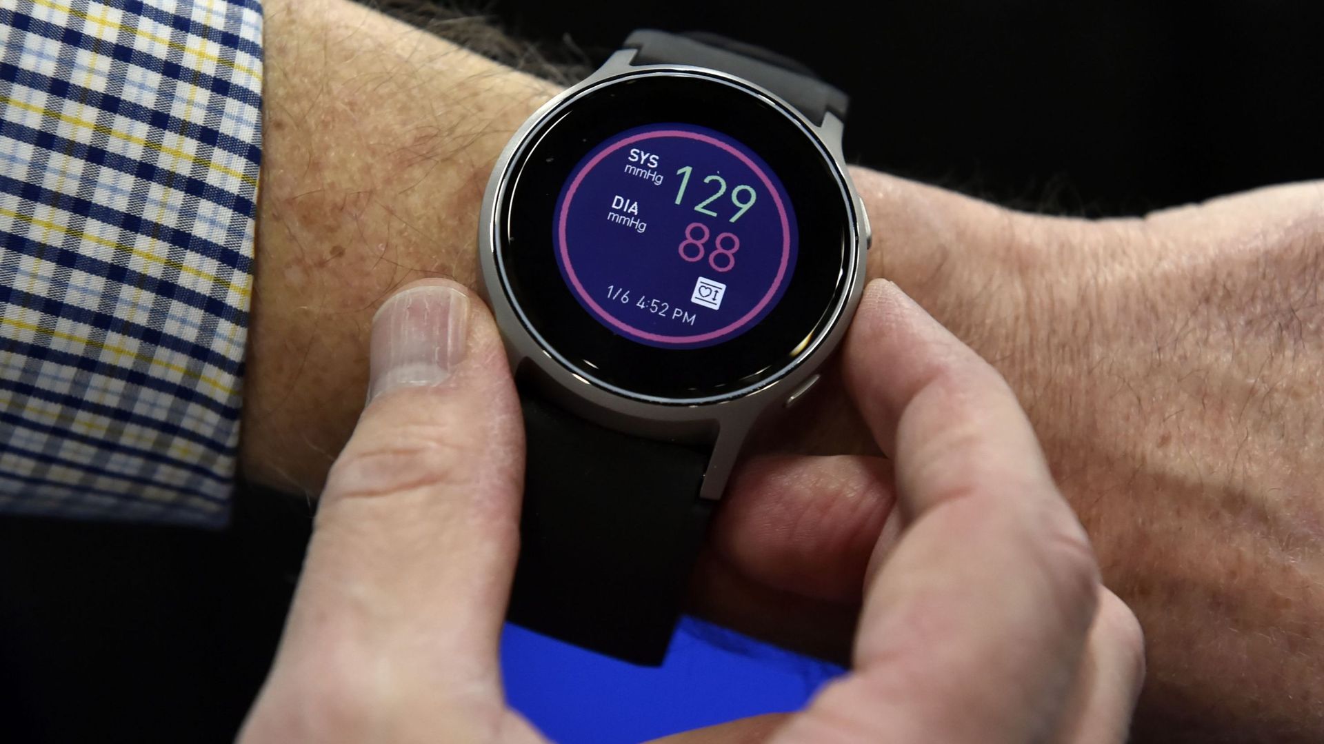 Objets connectés, kits espions : la triche 2.0 aux examens - RTBF Actus