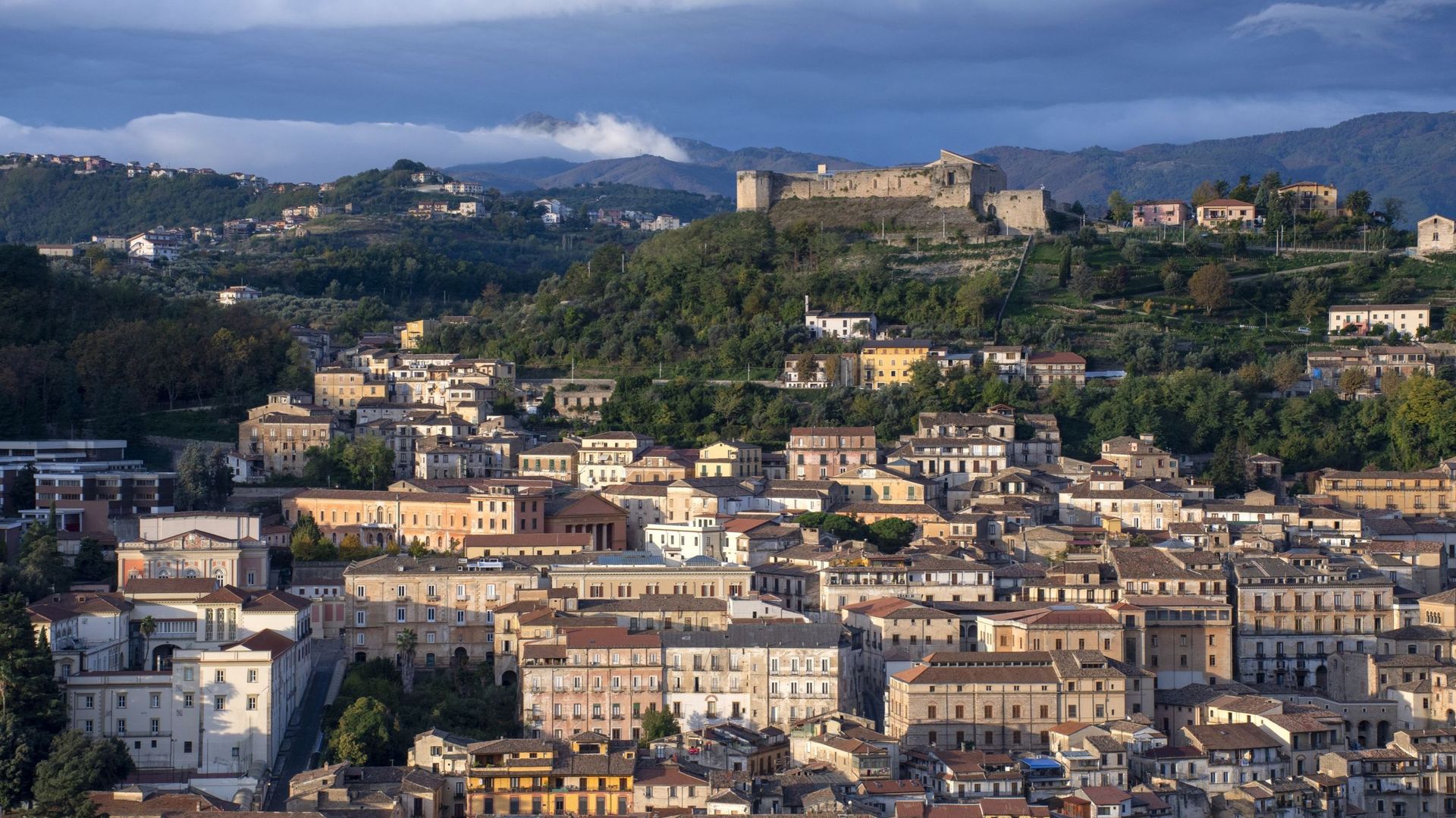 Italie : la police annonce un coup de filet contre 142 membres de la ...