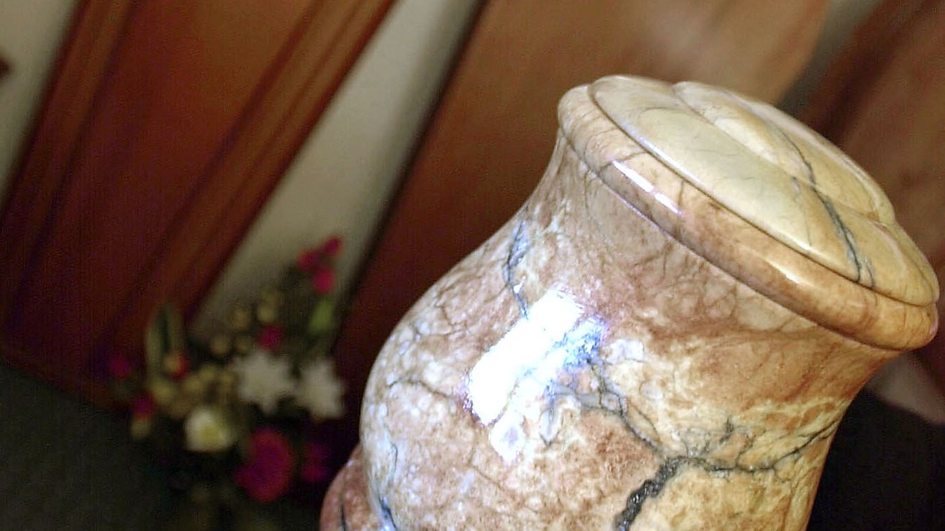 Un croque-mort suisse remet les mauvaises cendres aux parents d'un bébé ...