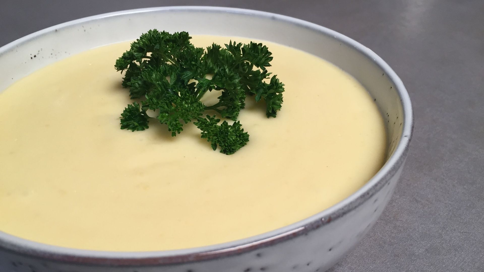 Tuto du chef : Purée de pomme de terre façon ' Joël Robuchon ' - RTBF Actus