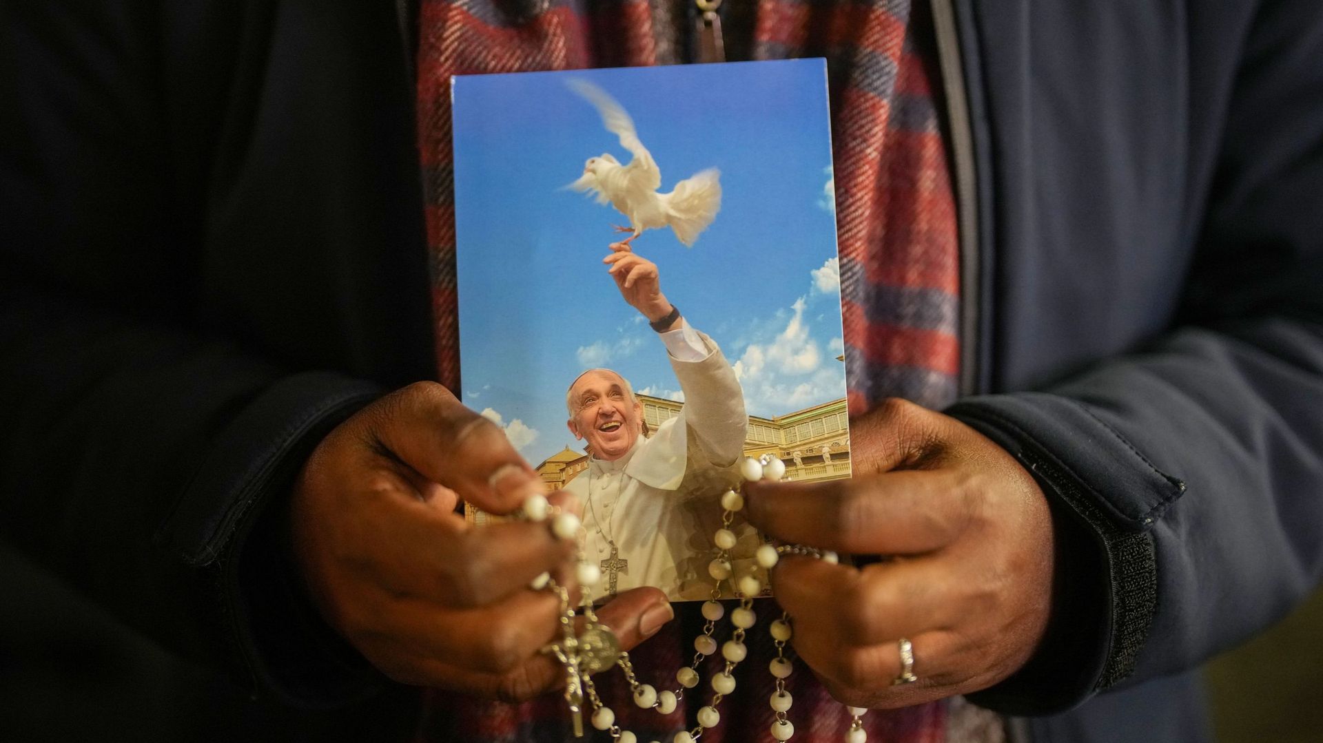 Le Vatican publie la première photo du pape depuis son hospitalisation ...