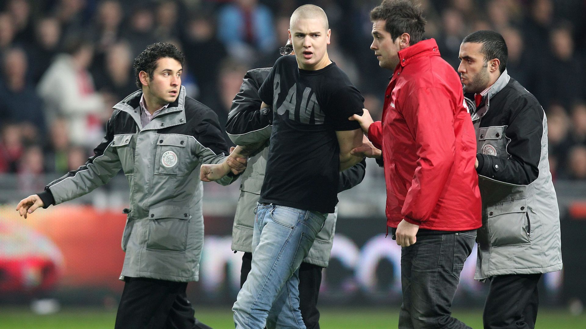 Ajax-AZ: Le hooligan était interdit de stade - RTBF Actus