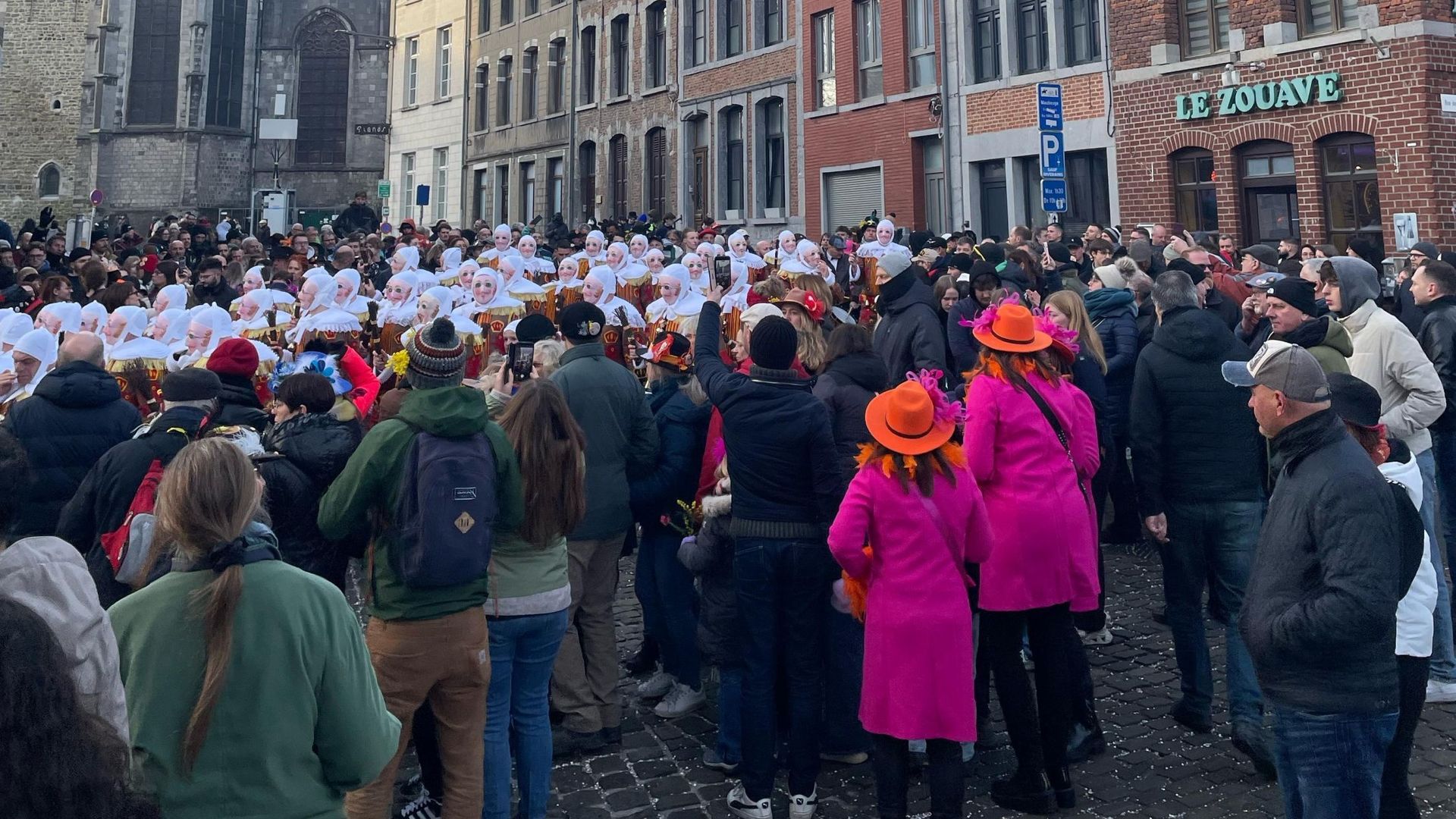 Carnaval de Binche : les Gilles ont sorti leurs chapeaux de plumes sous ...
