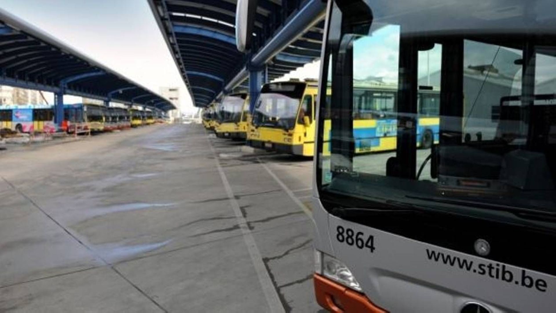 La STIB renforce plusieurs lignes de bus pour la Toussaint - RTBF Actus