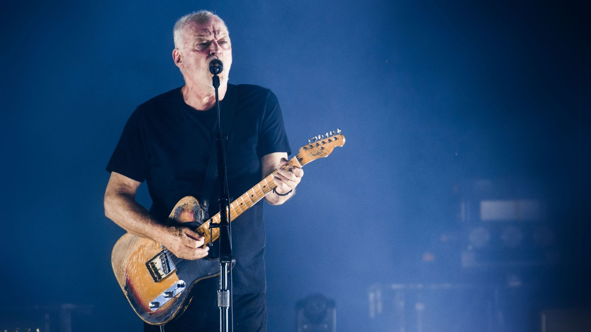 David Gilmour invite sa fille Romany au chant et à la harpe sur son ...