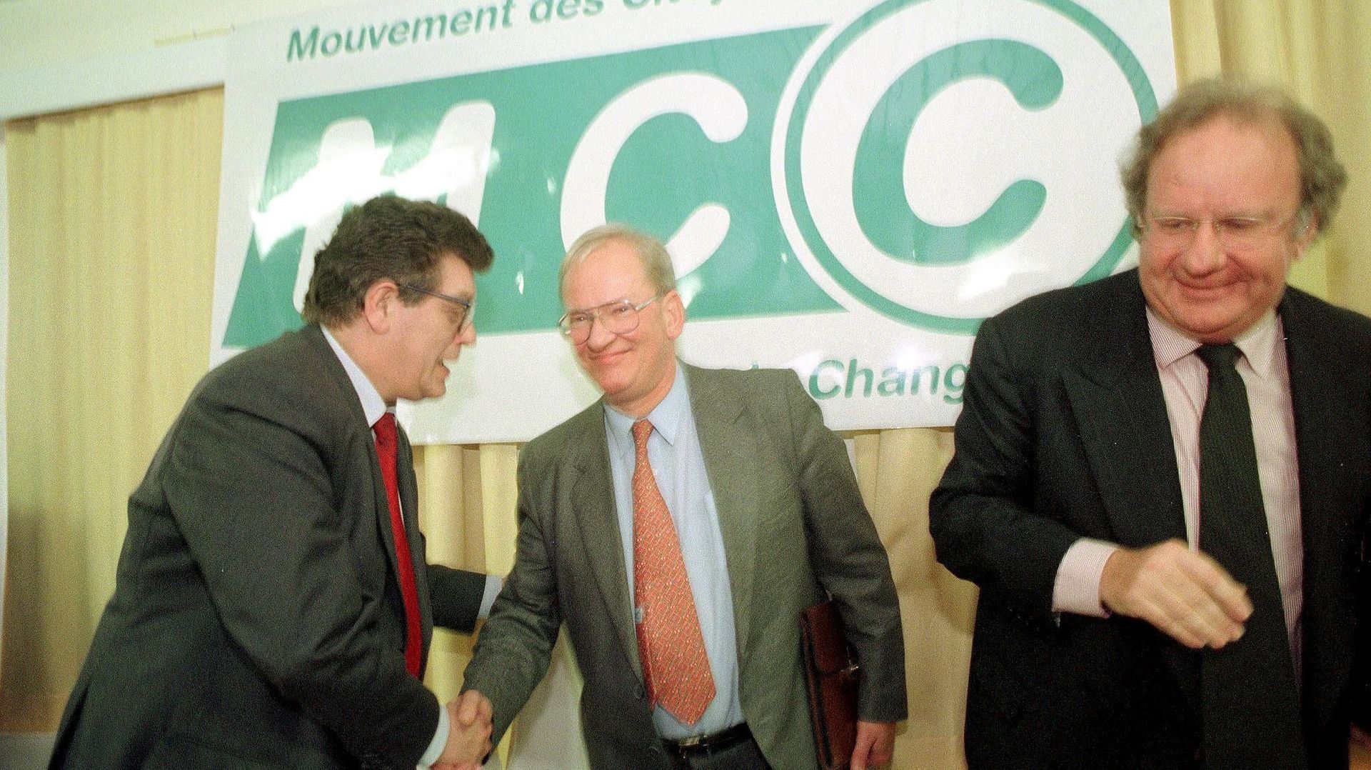 Les réseaux sociaux interdits avant 15 ans ? La ministre Vanessa Matz ...