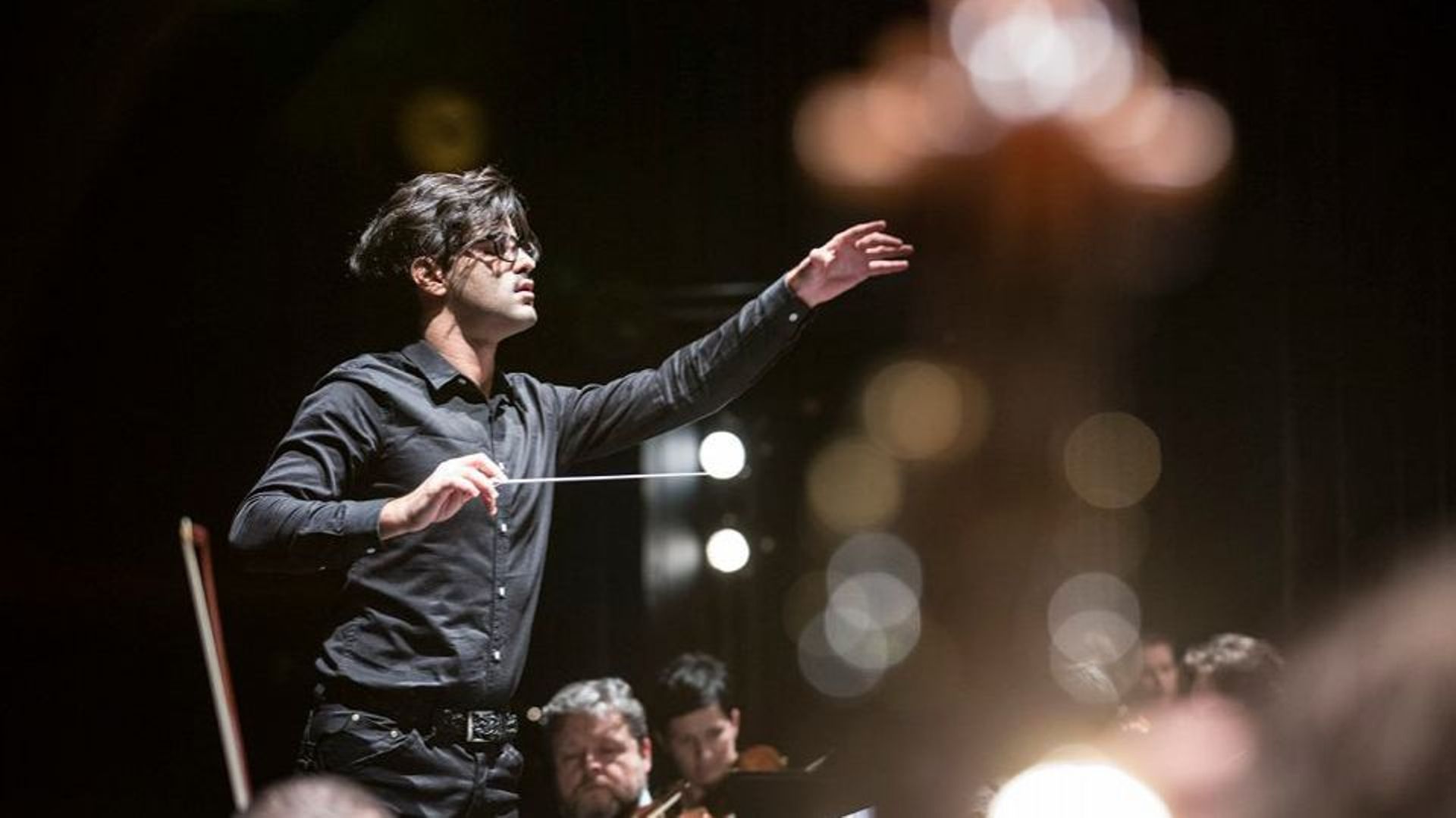 Le chef d'orchestre Bassem Akiki à la tête du Frankenstein de Mark Grey ...