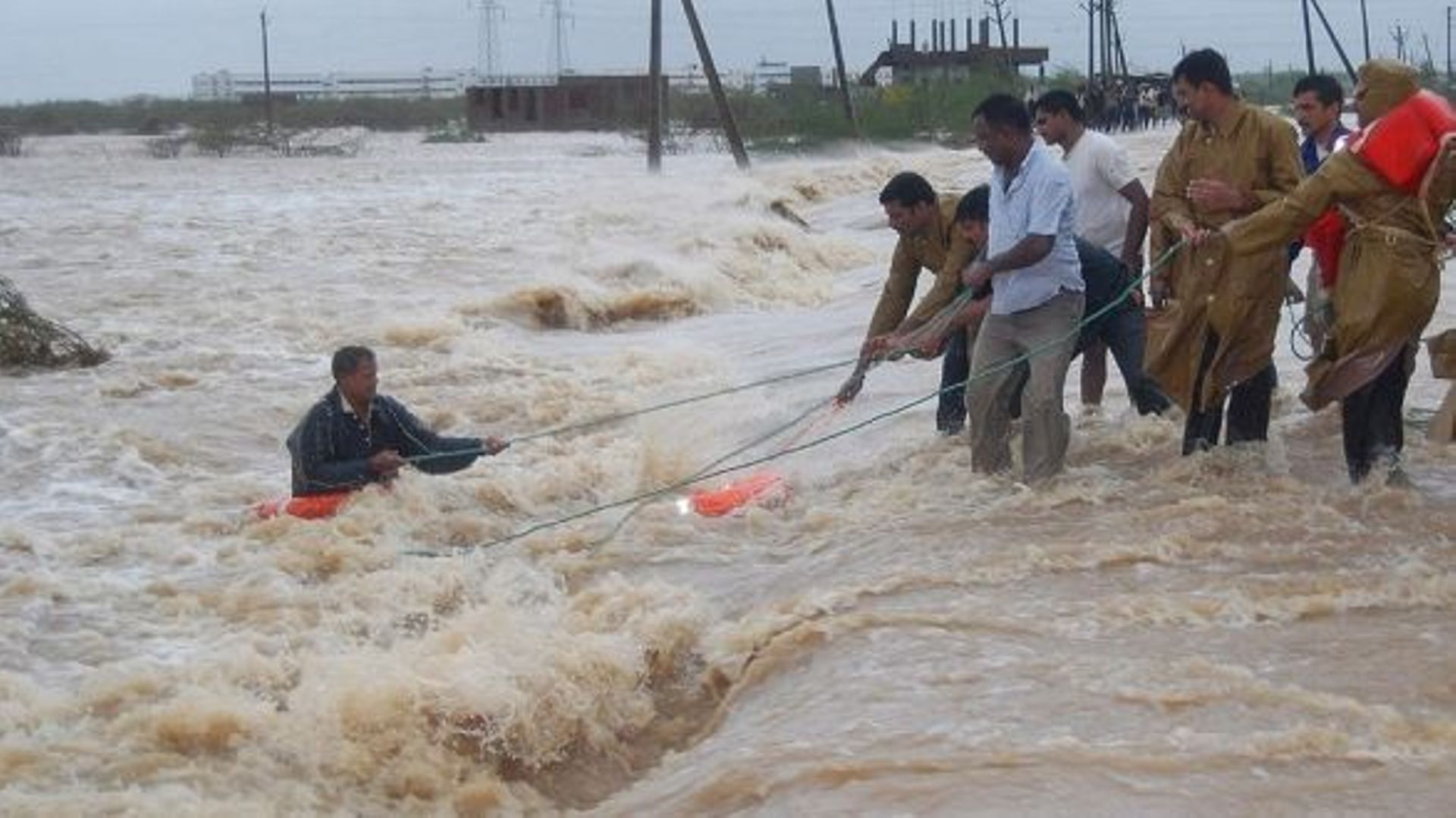Le cyclone Laila perd de sa vigueur mais 26 morts en Inde - RTBF Actus