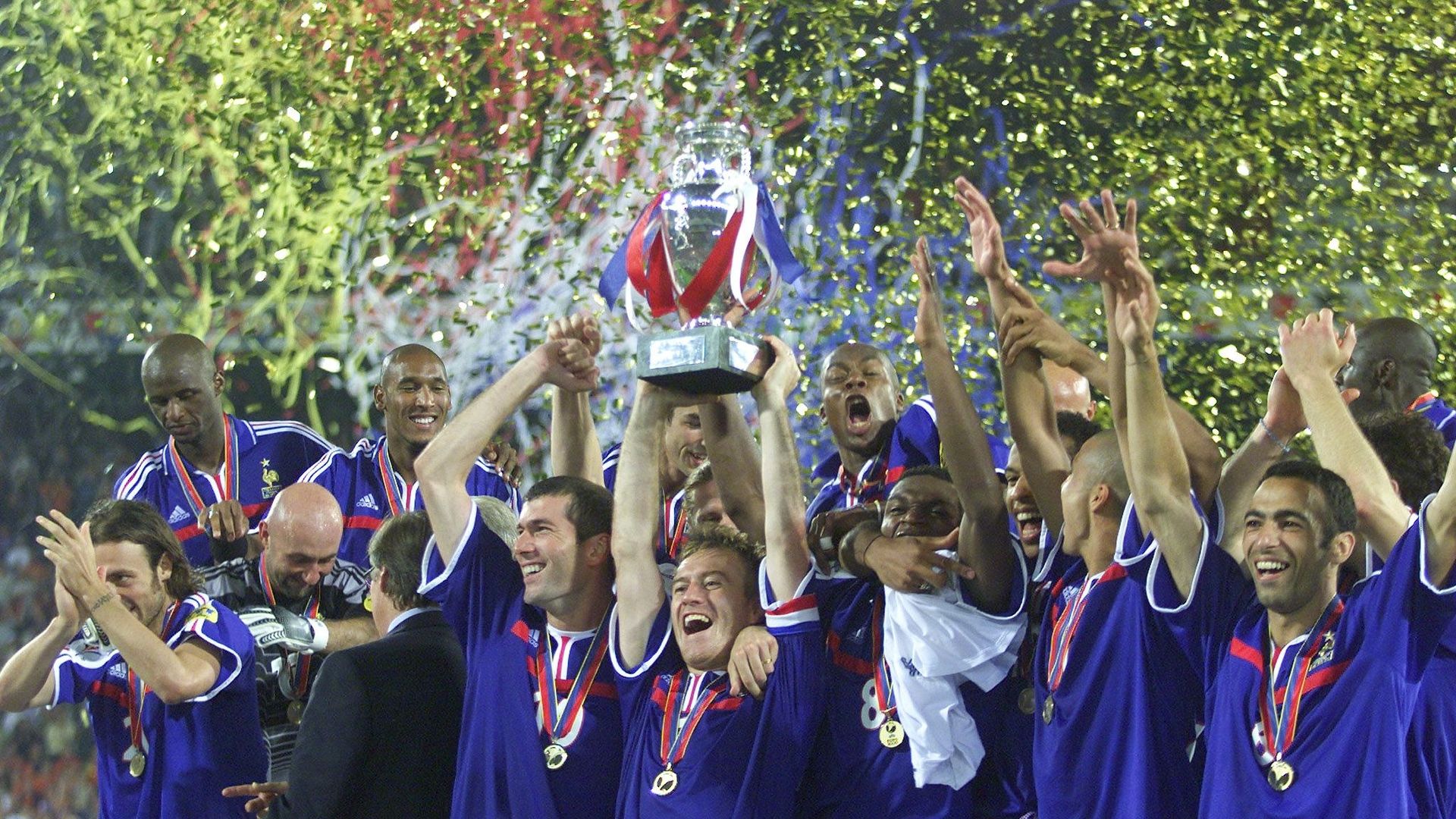 L'Euro 2000 a 20 ans: La France, grâce à son banc en or, s'offre l'Euro ...