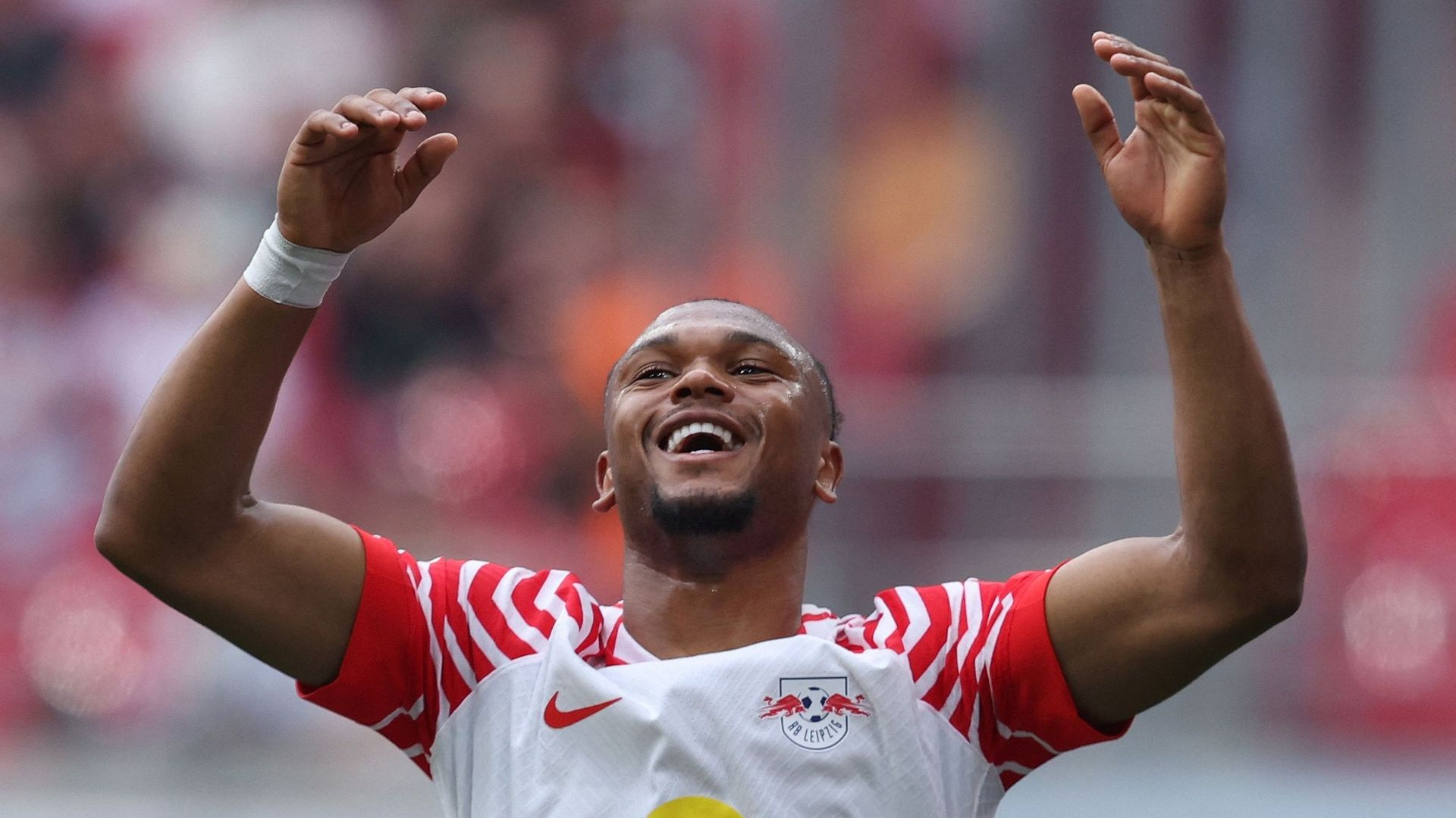 Openda et Raum se disputent le droit de frapper un coup franc… à pierre ...