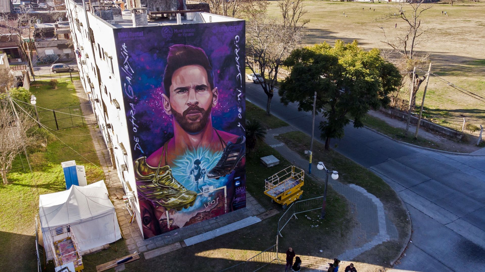 Une fresque murale géante célèbre Messi, venu 'd'une autre galaxie', à ...