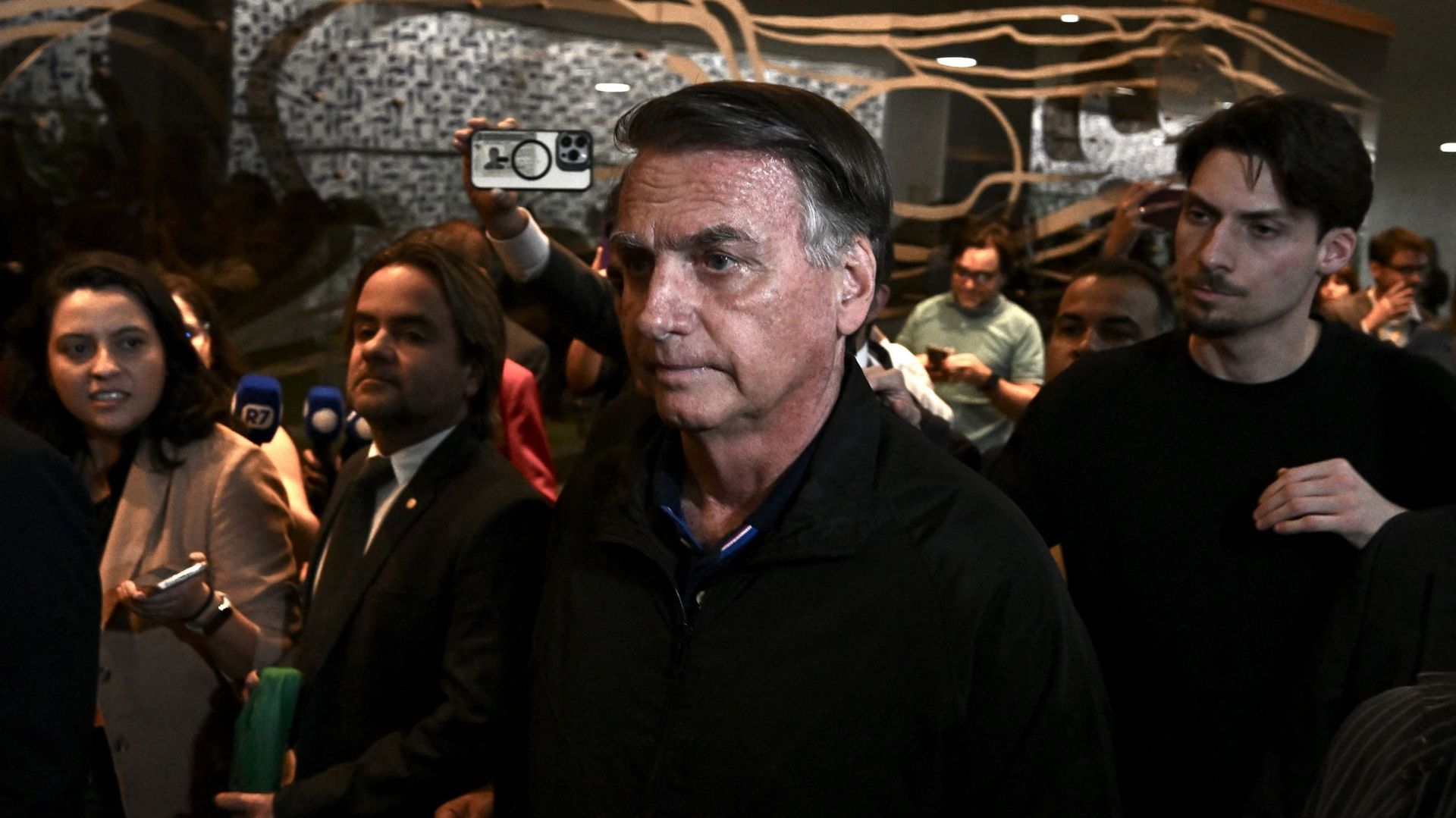 Brésil : Bolsonaro risque la prison pour 'non-respect' de son ...