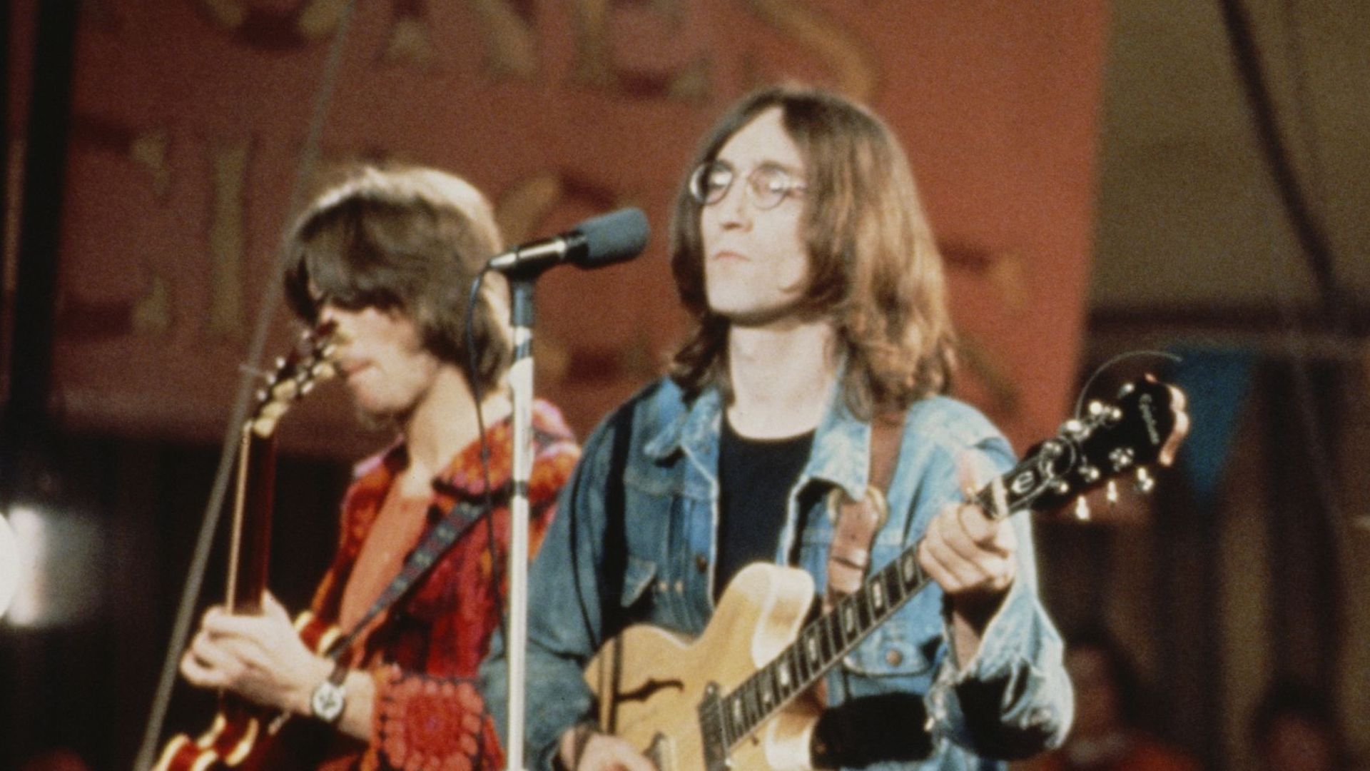 Des images de John Lennon et Yoko Ono lors de leur concert caritatif au ...