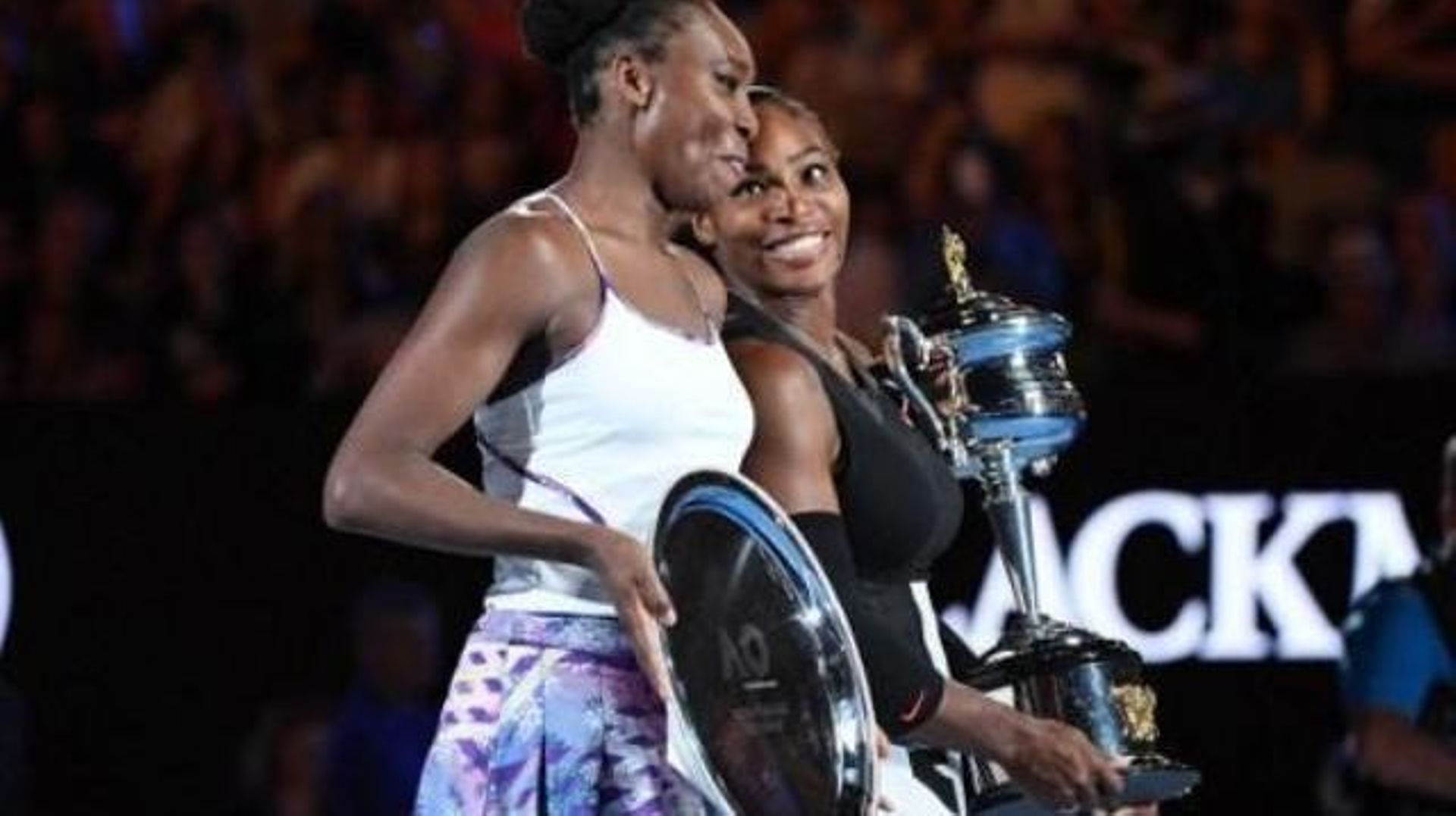 Les sœurs Williams se congratulent mutuellement après la victoire de Serena