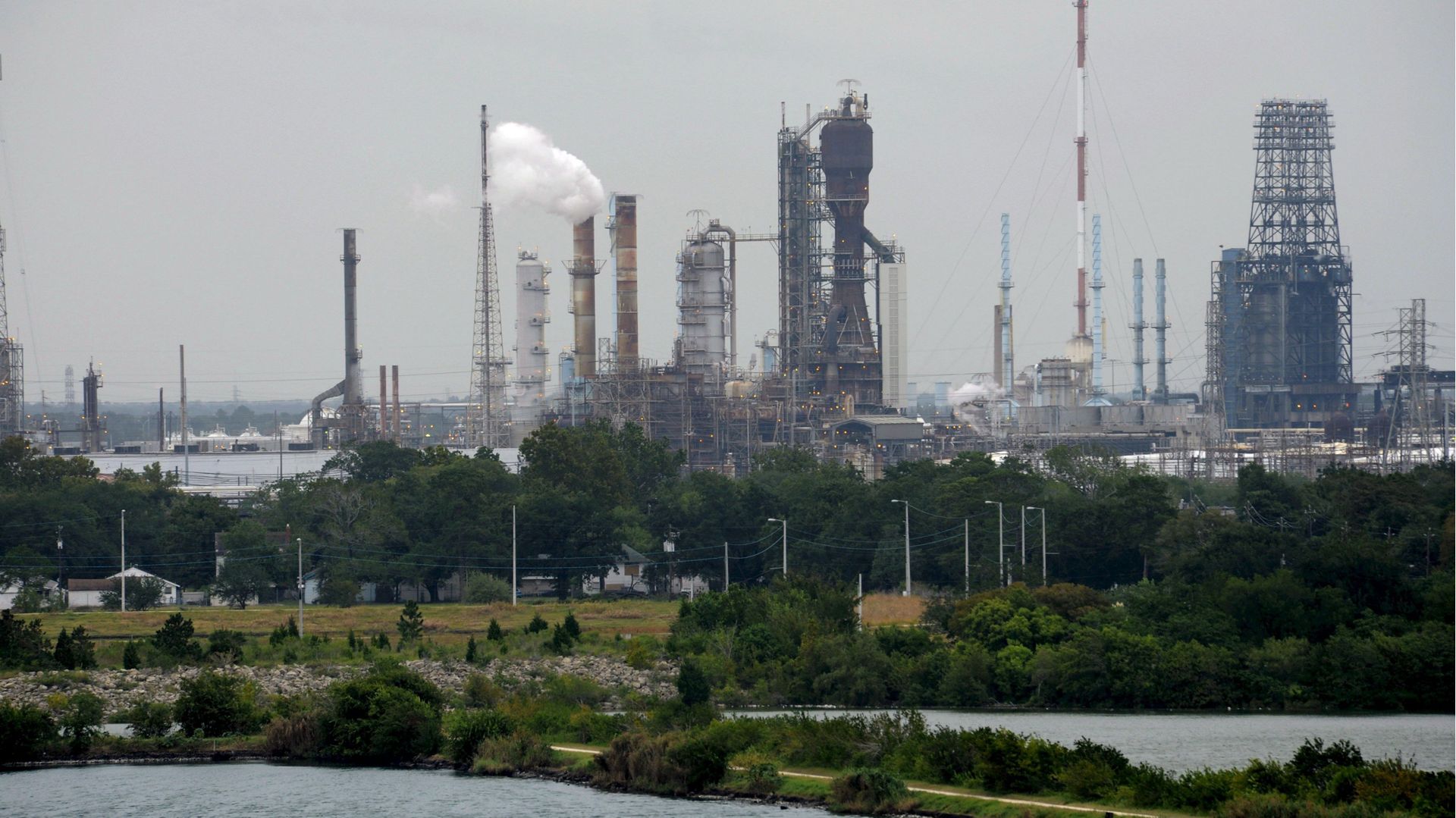 ExxonMobil vend 44 stations-service à G&V - RTBF Actus