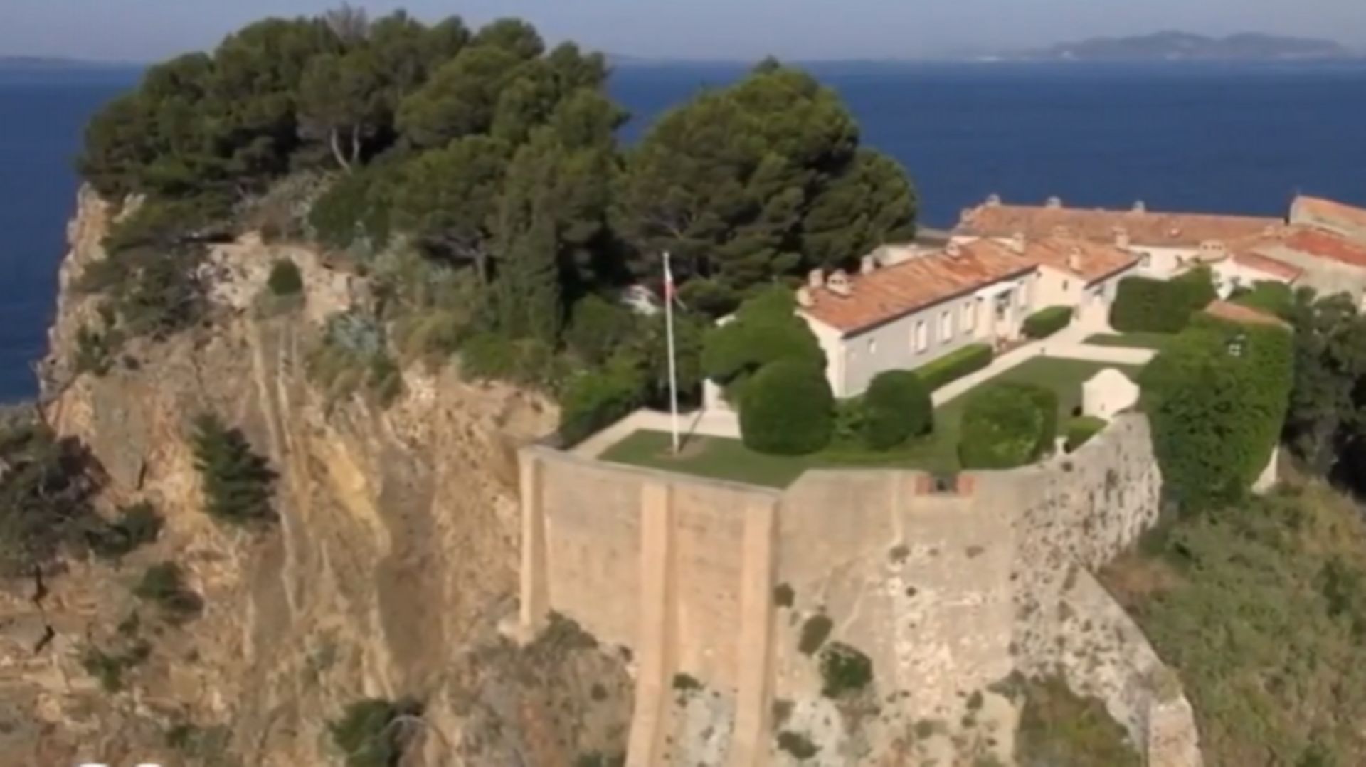 Le fort de Brégançon: diplomatie et bains de mer - RTBF Actus