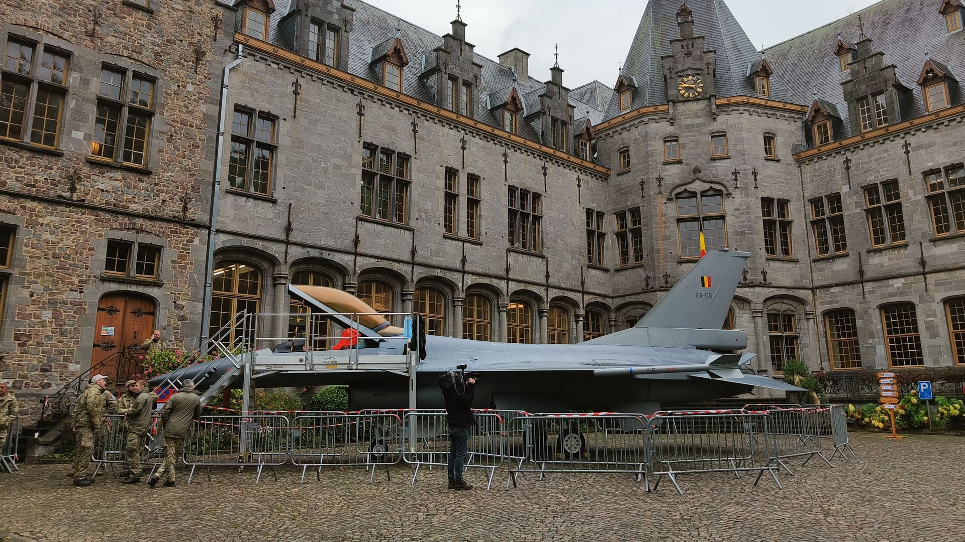 Un F-16 au château d’Ham-sur-Heure pour une journée de découverte de la ...