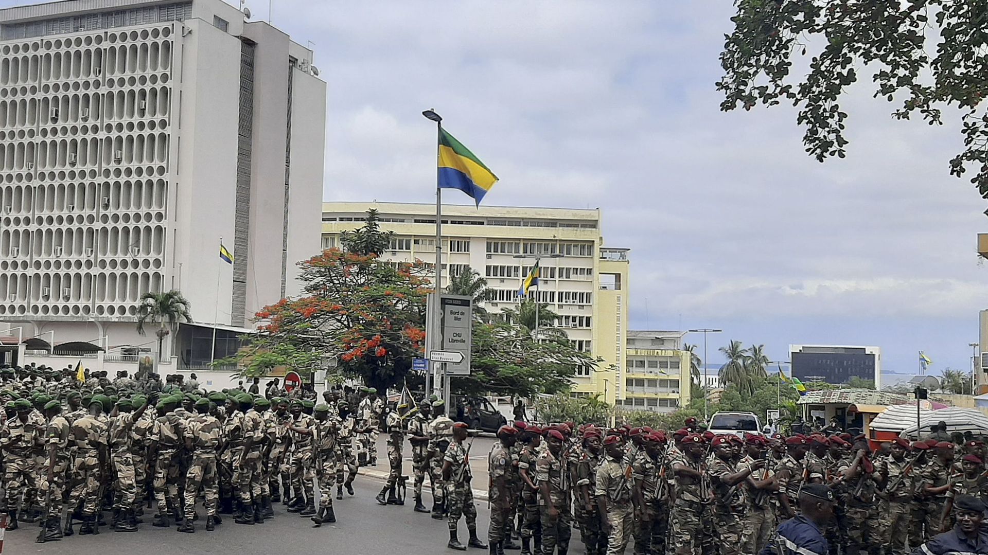 Gabon : le général Oligui prête serment en tant que 'président de la transition' - RTBF Actus