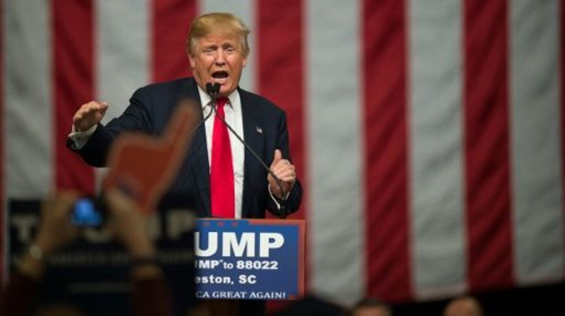 Donald Trump appelle au boycott d'Apple - RTBF Actus