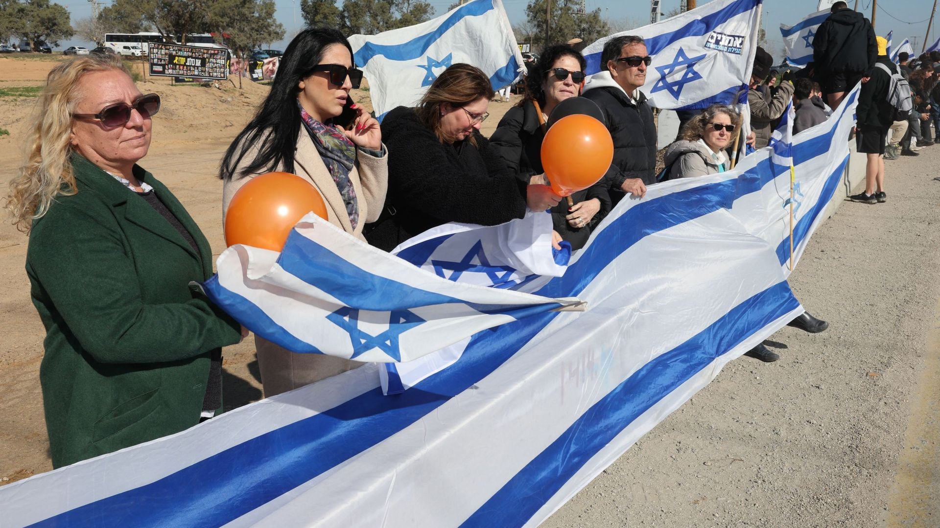 Guerre au Proche-Orient : un bus transportant des prisonniers ...