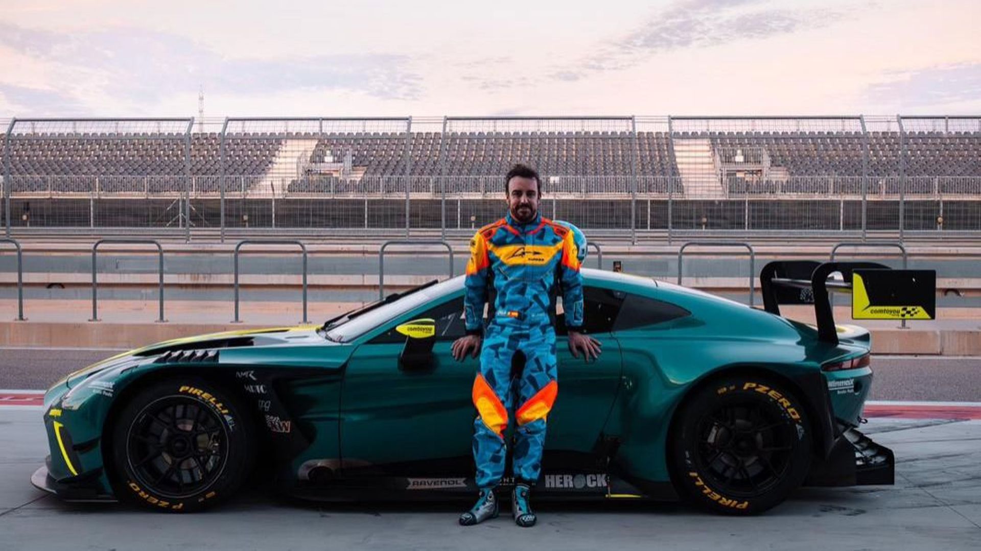 Fernando Alonso au volant d'une Aston Martin du team belge Comtoyou ...