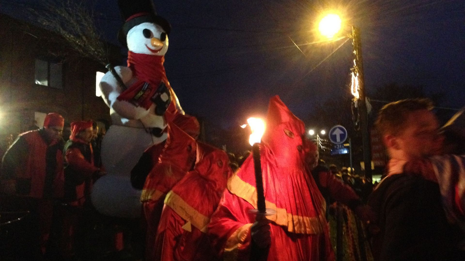 Retour en images sur le Grand Feu traditionnel de Bouge - RTBF Actus
