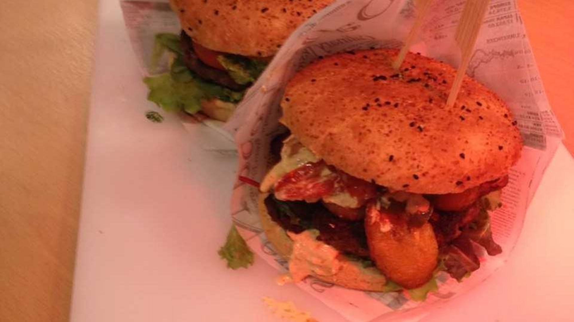 Afroburgers, des burgers aux saveurs de l'Afrique - RTBF Actus