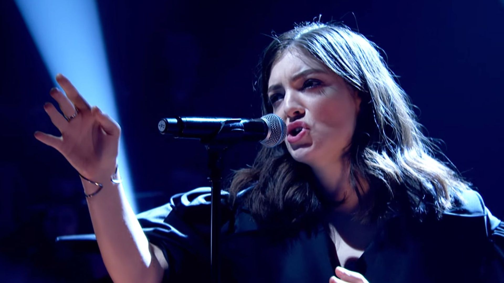 Live évidemment intense de Lorde à la télé anglaise - RTBF Actus
