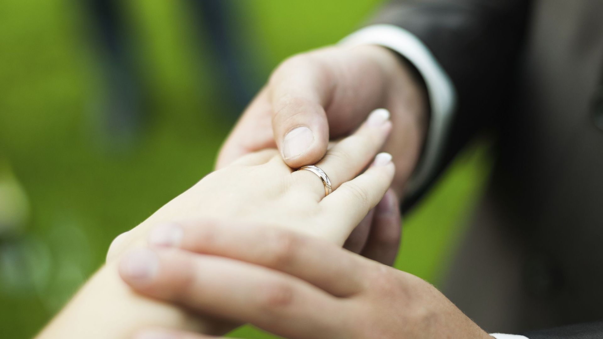 Pourquoi portons-nous l'alliance à l'annulaire ? - RTBF Actus