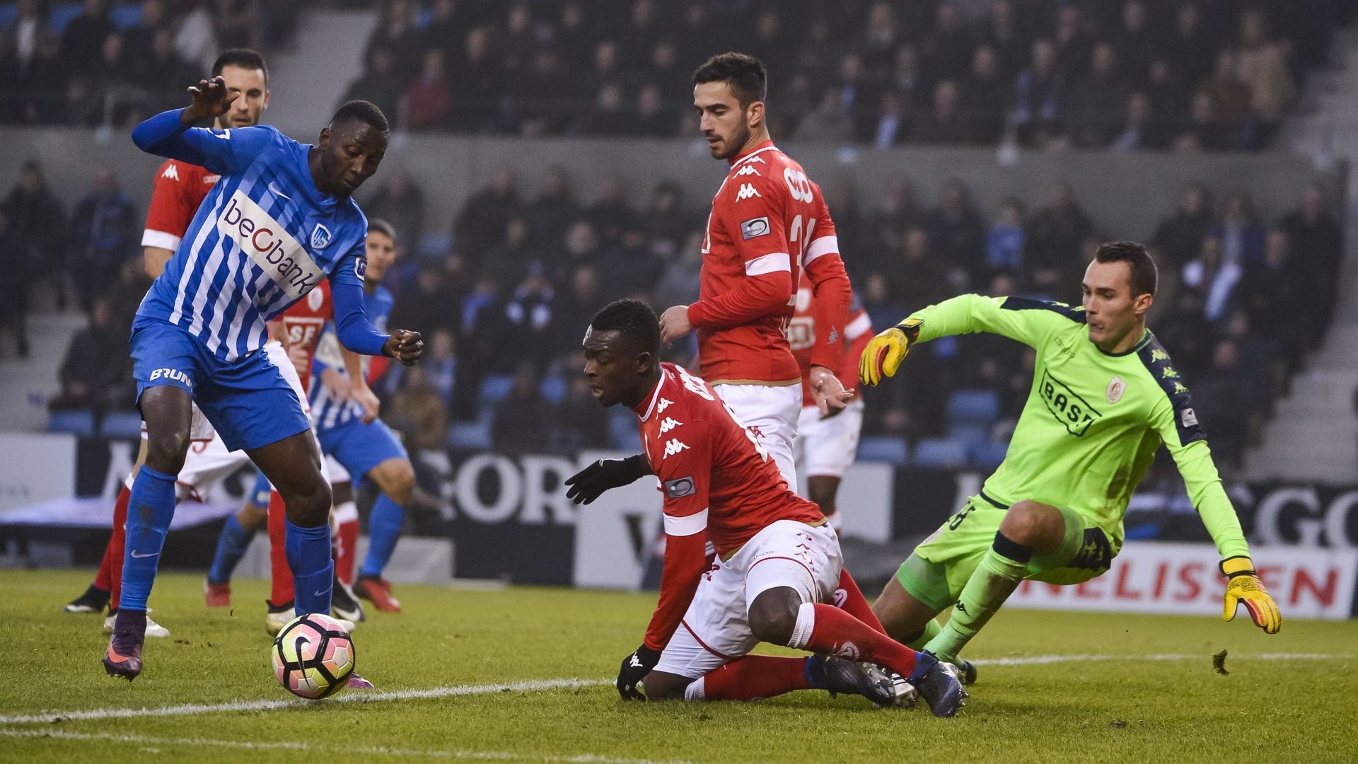 Le Standard, à dix durant 30 minutes, et Genk se quittent dos-à-dos ...