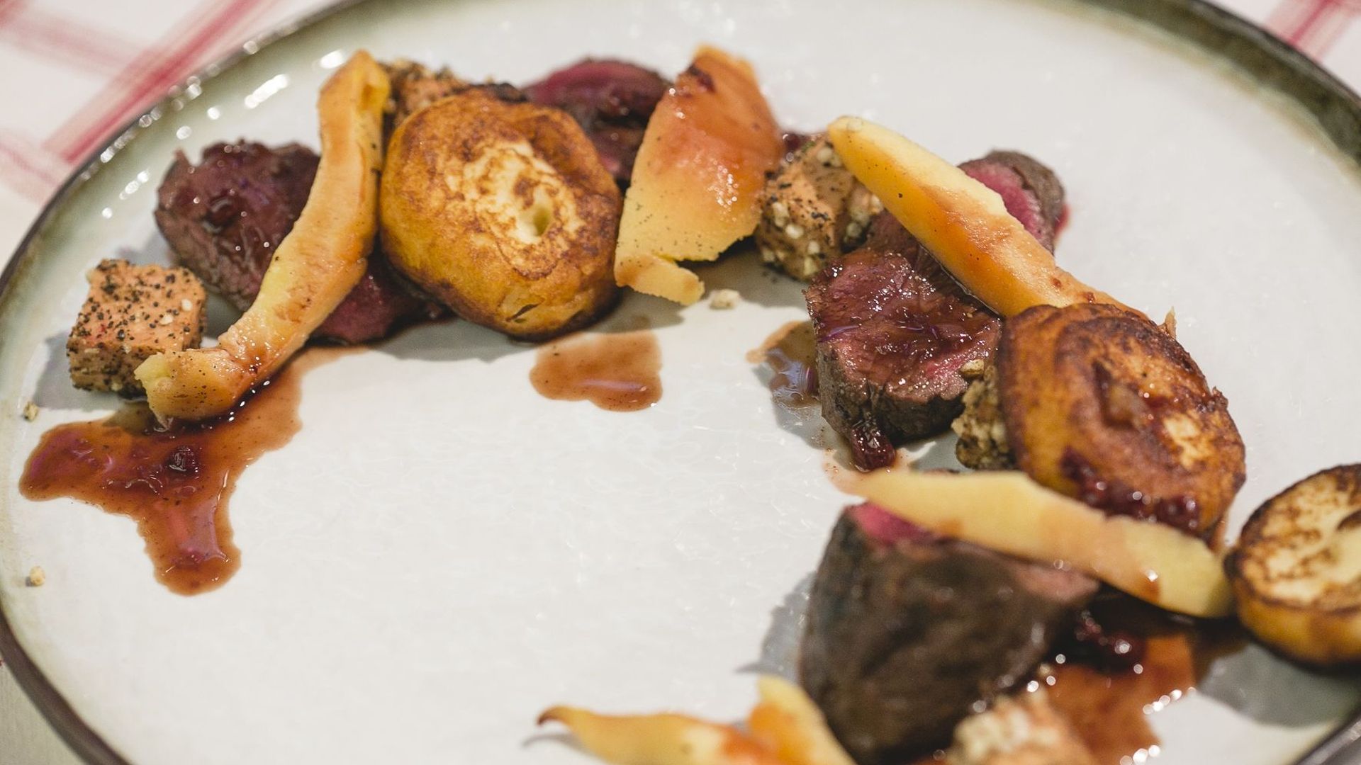 Filet de biche et accompagnements, oeuf à la coque, truite fumée et ...