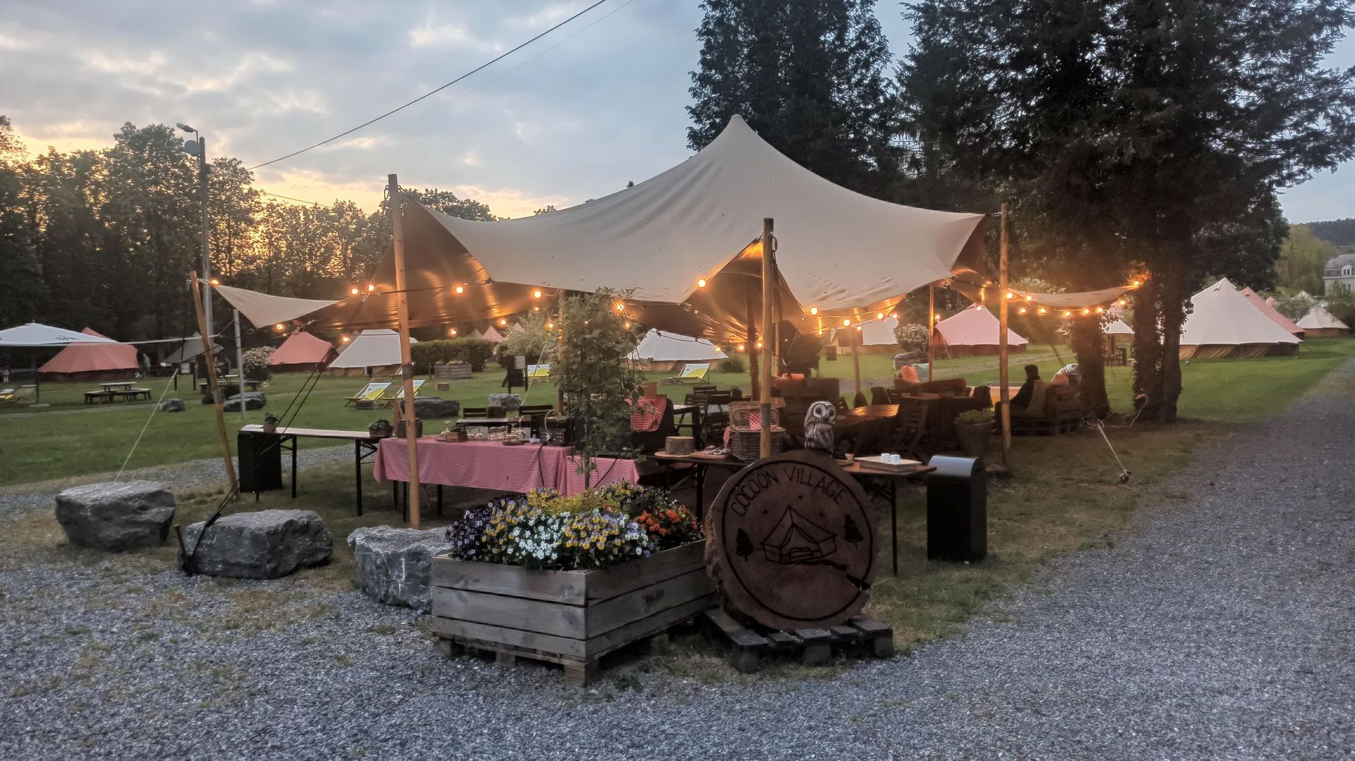 Camping haut de gamme au Cocoon Village de Han-sur-Lesse - RTBF Actus