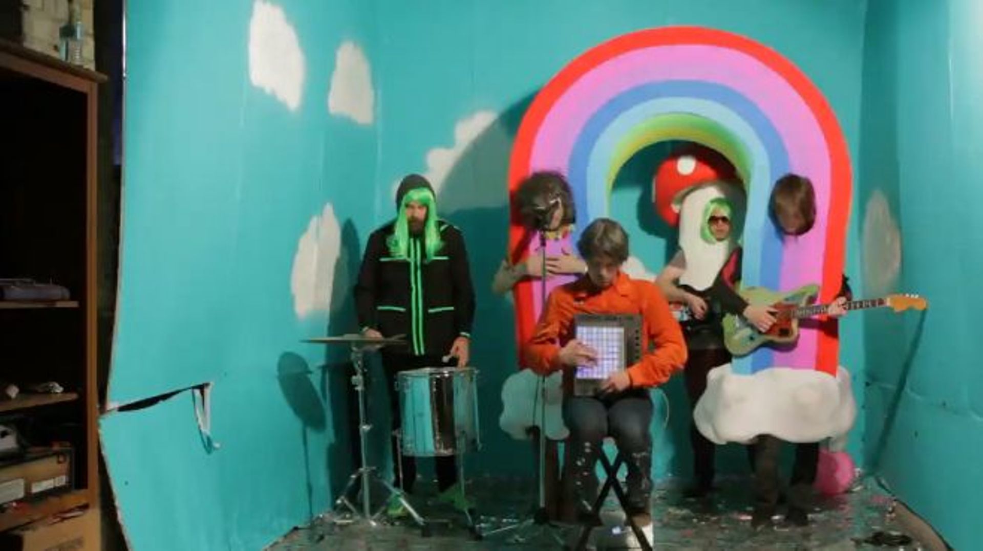 Des personnages de dessin animé dans un monde dévasté pour le clip de ...