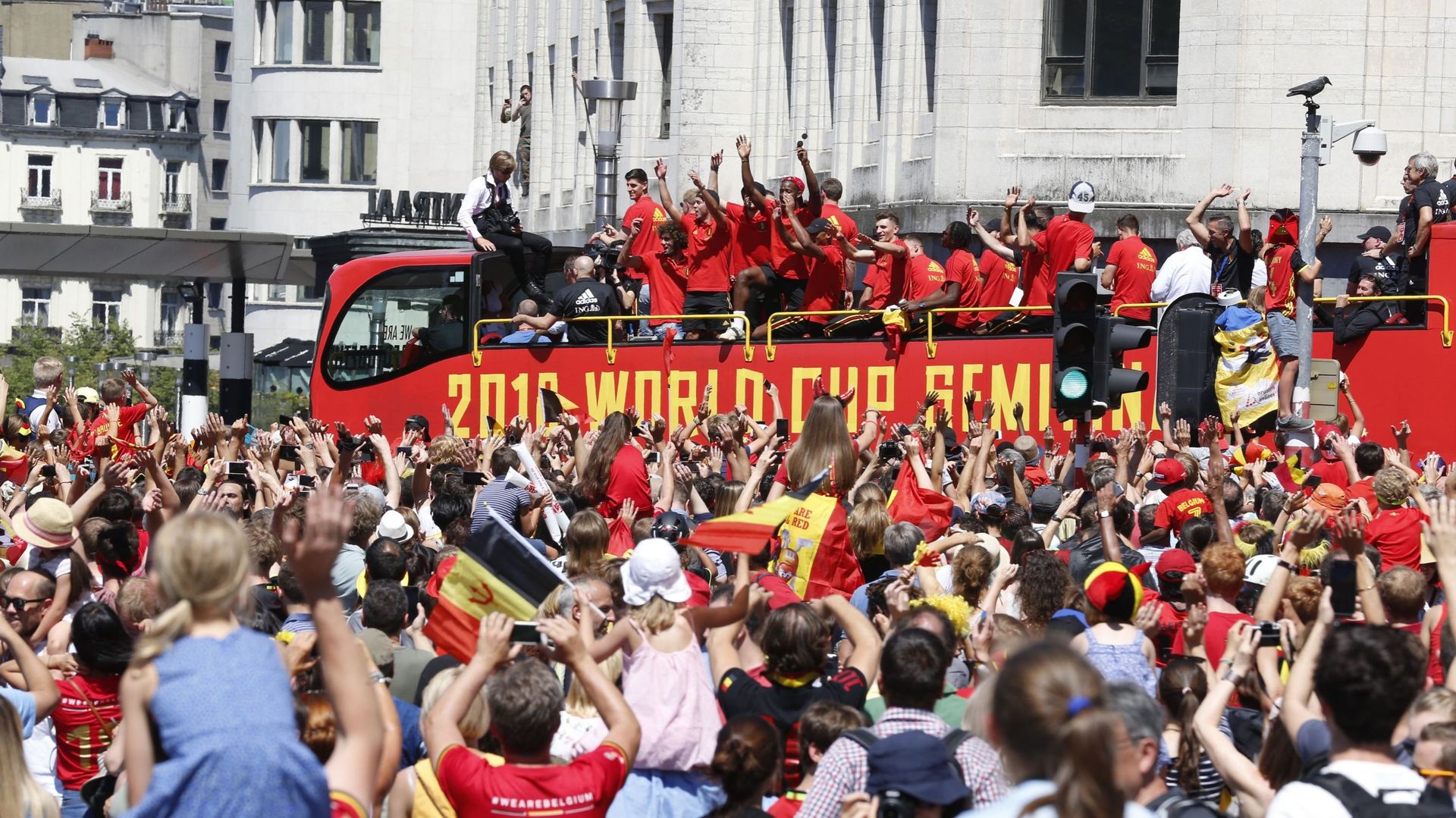 Bain de foule pour les Diables dans les rues de Bruxelles - RTBF Actus
