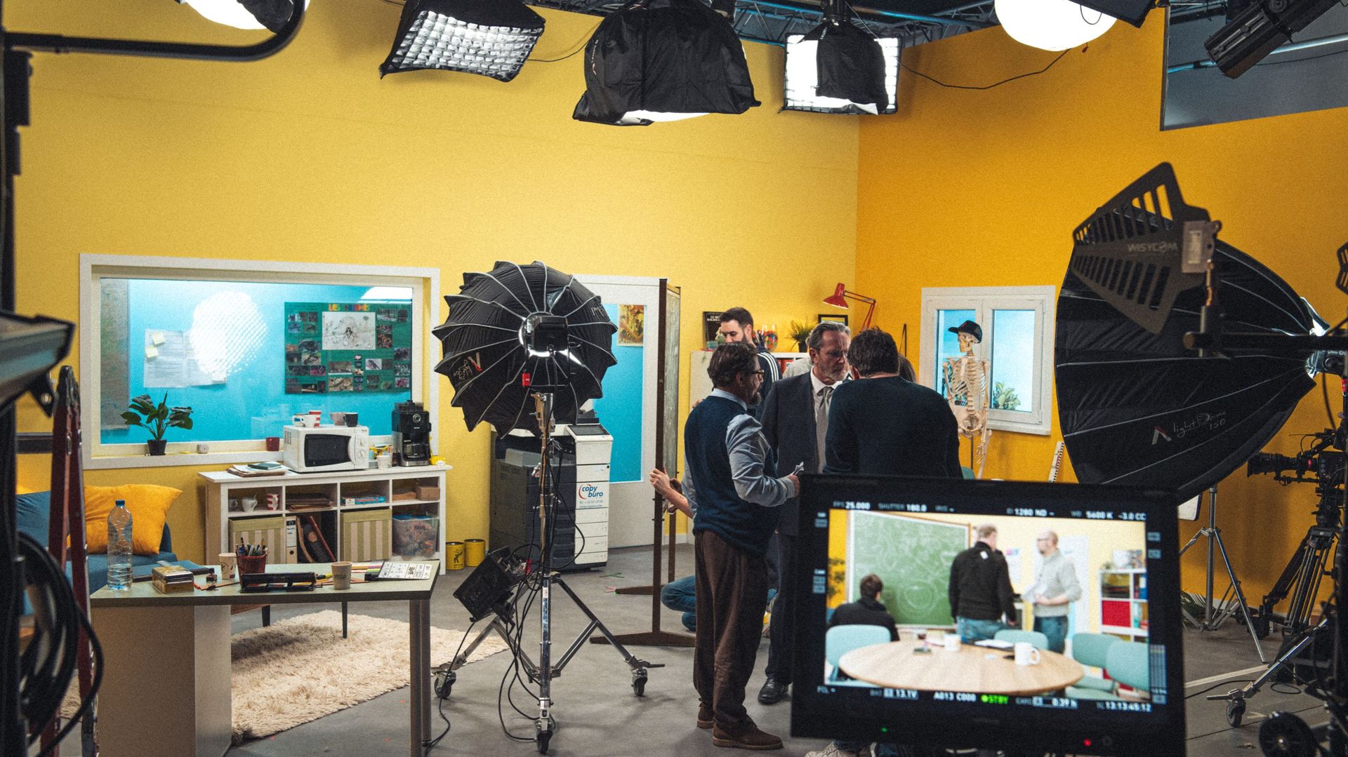 Découvrez la bande-annonce de 'Salle des profs', votre nouvelle série d ...