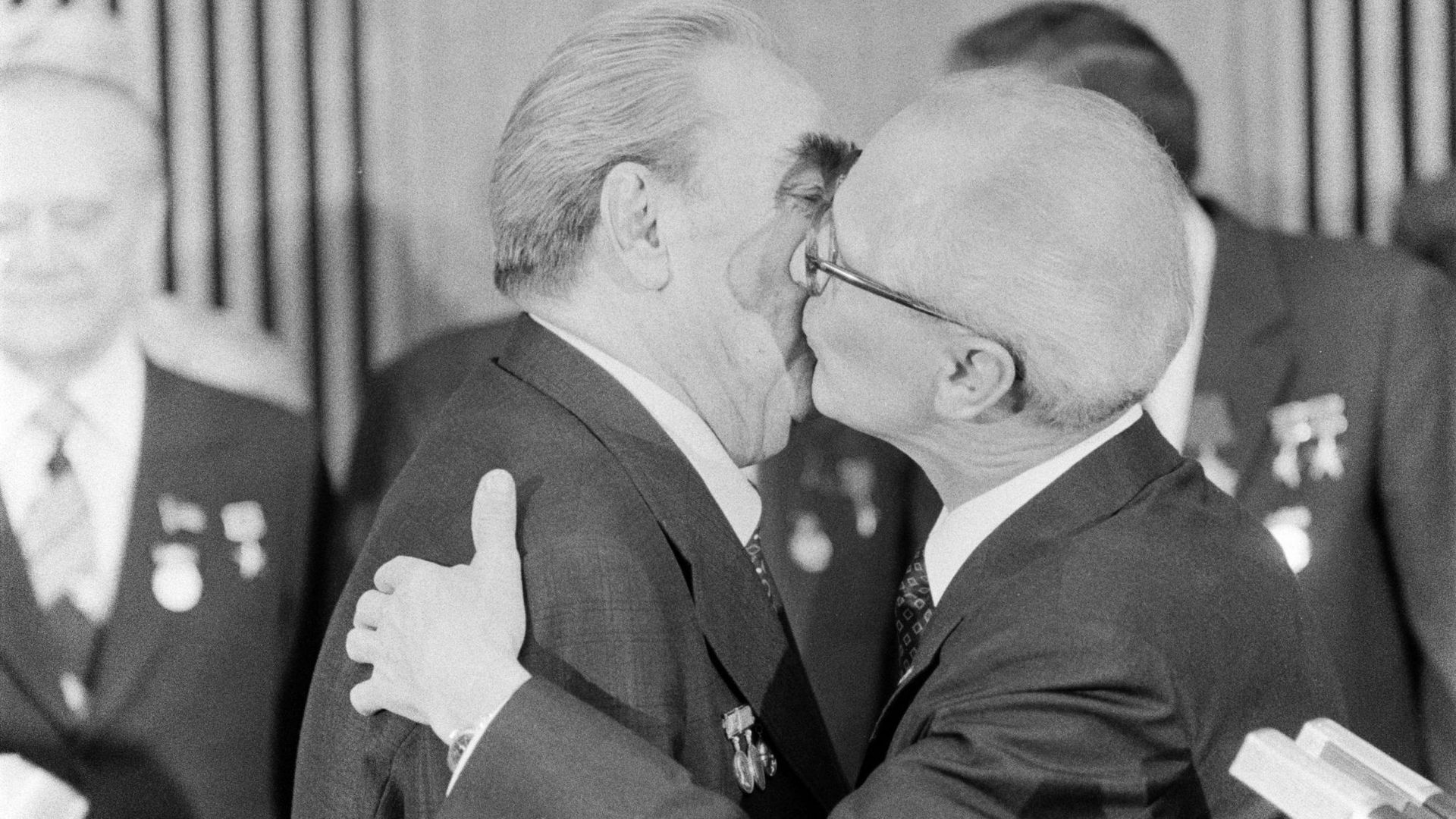 Le baiser de De Wever et Bouchez, après celui de Brejnev et Honecker ...