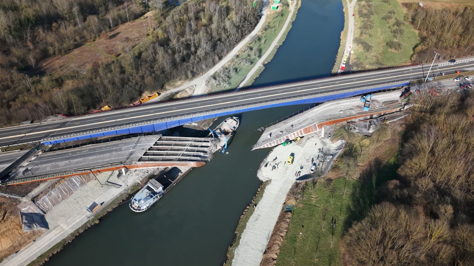 Autoroute E40 fermée toute l'après-midi à Welkenraedt : un camion avait percuté et traversé la ...